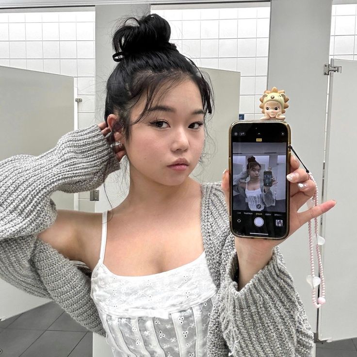 7 Ide Mirror Selfie yang Cakep Buat Instagrammu